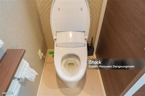 국내 아파트의 자동 변기와 화장지 가정에 현대적인 수세식 화장실의 편안한 시설 깨끗한 화장실 화장실 라이프 스타일 및 개인 위생 개념 0명에 대한 스톡 사진 및 기타 이미지