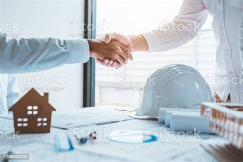 팀 엔지니어 동료들이 업무상 건축 프로젝트를 위해 악수하고 회의를 합니다 가리키기에 대한 스톡 사진 및 기타 이미지 가리키기 개발 건설 산업 Istock
