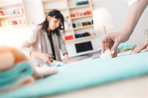 바느질 스튜디오에 있는 두 젊은 비즈니스 여자 일 양 장점 패션 디자이너 의류를 만듭니다 중소 기업 2명에 대한 스톡 사진 및 기타 이미지 Istock