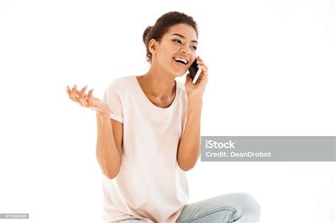 흰색 배경에 고립 된 캐주얼 미소와 휴대 전화로 말하는 혼합 인종 여성의 사진 말하기에 대한 스톡 사진 및 기타 이미지 말하기 미소 보기 정적 활동 Istock