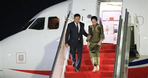 សម្តេចបវរធិបតី នាយករដ្ឋមន្ត្រី និងលោកជំទាវបណ្ឌិត ពេជ ចន្ទមុន្នី អញ្ជើញមកដល់មាតុប្រទេស