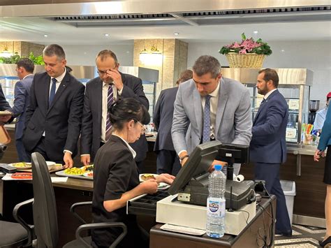 МЕНЮТО НА ДЕПУТАТИТЕ СВИНСКИ КАРЕНЦА С МАНАТАРКИ ЗА 4 50 ЛВ ШОПСКА