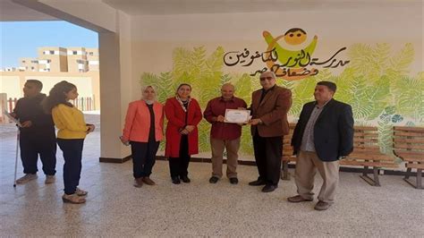 وكيل مديرية التربية والتعليم بالبحر الأحمر يكرم الطلاب المتف مصراوى