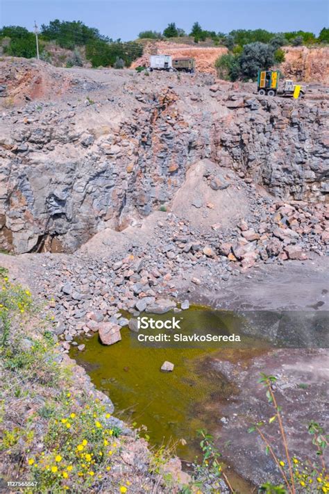 화강암 돌의 채 석 장 오픈 구 덩이 마이닝의 화려한 보기 프로세스 생산 돌 그리고 자갈입니다 채 석 장에서 채광 장비입니다 채 석 장에서 지 하 수입니다 거친에 대한 스톡