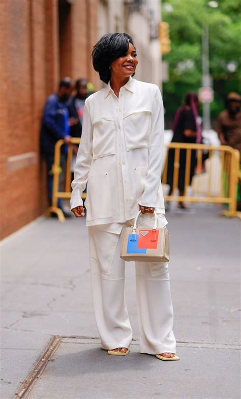 如何打造「smart Casual」造型？6 位時尚名人完美演繹這種職場穿搭！