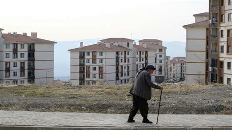 Ücretsiz Açık Hava Adam Apartman Binaları Asya Bağımsız Yaşamak Banliyö Barışçıl Baston