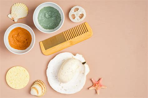 얼굴과 모발 치료를위한 탑 뷰 Spa 천연 유기농 화장품 플랫 누워 얼굴 점토 마스크 수세미 스폰지 나무 머리 빗 수제 비누 스킨 케어 컨셉 0명에 대한 스톡 사진 및 기타