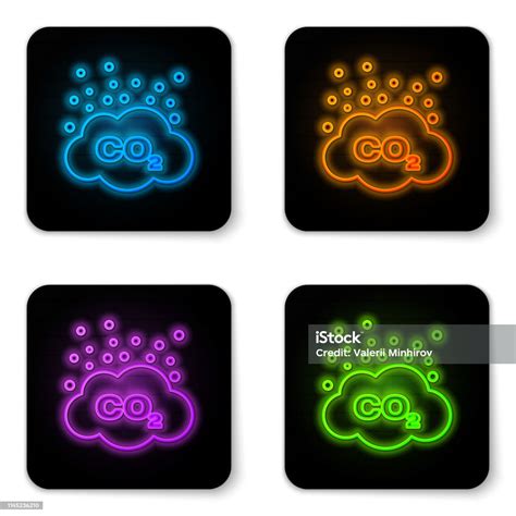 흰색 배경에 고립 된 구름 아이콘에 빛나는 네온 Co2 배출량 이산화탄소 수식 기호 스모그 오염 개념 환경 개념입니다 검은색 사각형 단추입니다 벡터 일러스트 개념에 대한