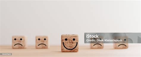 고객 서비스 평가 및 감정 사고 방식 컨셉을 위한 슬픈 얼굴 사이에서 나무 큐브 블록의 미소 얼굴 인쇄 화면3d 렌더 피드백에 대한 스톡 사진 및 기타 이미지 Istock
