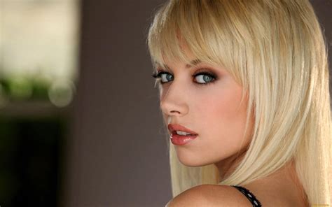 Actress Emma Mae Life On Photo
