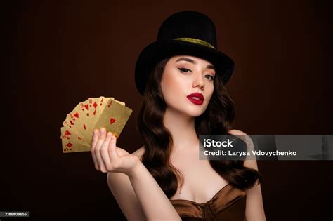 갈색 배경에 고립 된 포커 카드 Vip 클럽을하는 멋진 매력적인 부유 한 여성의 사진 25 29세에 대한 스톡 사진 및 기타