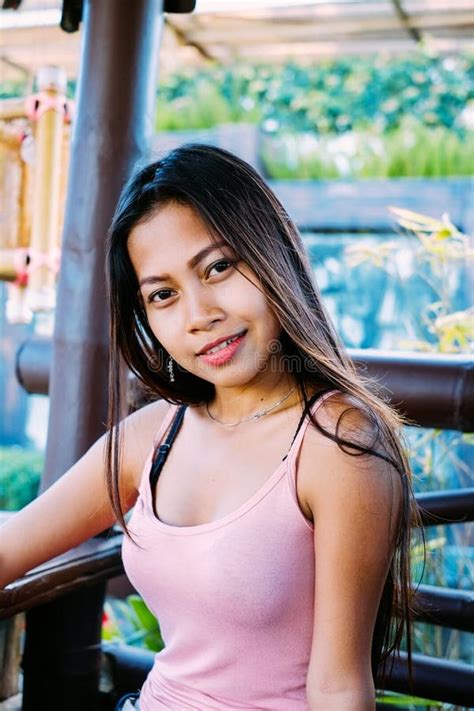 Bello Sorridere Asiatico Della Ragazza Del Ritratto Naturale Donna