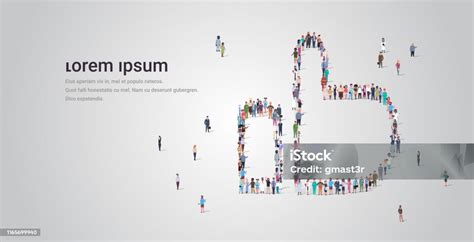 엄지 손가락으로 모이는 사람들 소셜 미디어 커뮤니티 성공적인 피드백 손 제스처 개념 다른 직업 직원 그룹 함께 수평 복사 공간 전체 길이 서 개념에 대한 스톡 벡터 아트 및