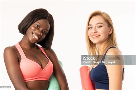 허리 위로 두 국제 미소 행복 한 매력적인 피트 니스 여자 와 요가 매트 위에 흰색 배경 근육에 대한 스톡 사진 및 기타 이미지 근육 매트 실내 장식 미소 Istock