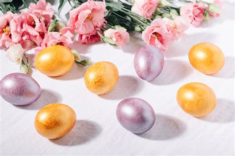 금색과 보라색이 파스텔 색상으로 칠해진 부활절 달걀과 흰색 면화 식탁보에 꽃다발 0명에 대한 스톡 사진 및 기타 이미지 0명 Diy 공예 Istock