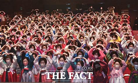 만학도의 아름다운 졸업식 Tf사진관 포토 기사 더팩트