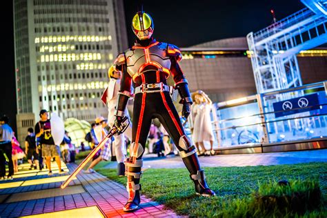 Lác mắt trước độ chịu chơi của cosplayer khi hóa thân thành Kamen Rider Faiz