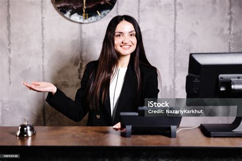 로비 데스크에 있는 접수원의 초상화 배너 디자인 카운터 뒤의 호텔 리셉션에서 친절한 컨시어지 가정의 방에 대한 스톡 사진 및