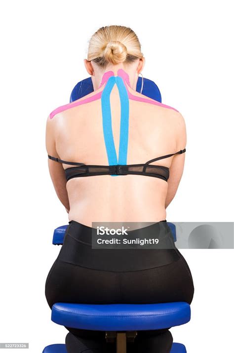 환자 마사지 의자와 핑크 및 블루 Kinesio 테이프 근육 서포트 테이프에 대한 스톡 사진 및 기타 이미지 근육 서포트 테이프 가시위근 가정의 방 Istock