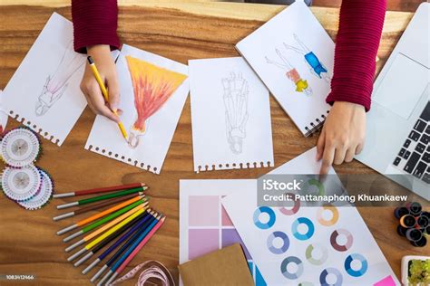 재단사 도구와 컬러 차트 직업 및 직업 직업 패션 디자이너 세련 된 개념으로 아 틀 리에 옷에 대 한 밑그림을 그리기 직장 여성 패션 디자이너의 클로즈업 Cmyk에 대한