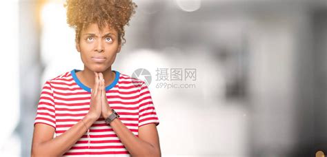 美丽的年轻非洲裔美国女在孤立的背景下乞求和祈祷高清图片下载 正版图片504228400 摄图网