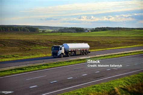 고속도로에서 운전하는 이더말 탱크 트럭 석유 및 가스 운송 및 물류 0명에 대한 스톡 사진 및 기타 이미지 0명 고속도로 공급망 Istock