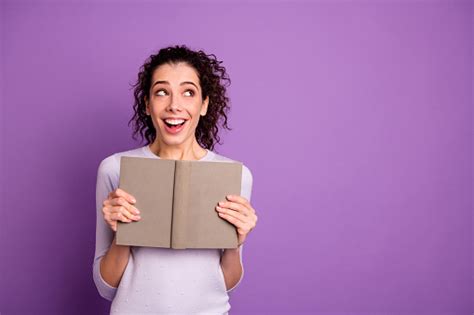 곱슬 물결 모양의 매력적인 귀여운 좋은 아가씨의 사진은 그녀의 종이 책을 읽은 후 감동 흥분 황홀 한 미소 는 보라색 파스텔