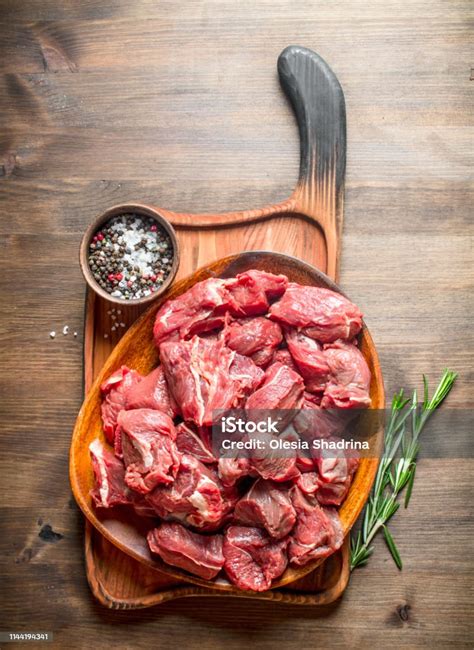 접시에 생 소고기를 얇게 썰어 서 로즈마리와 조미료를 그릇에 섞어 주었습니다 건강한 생활방식에 대한 스톡 사진 및 기타 이미지 건강한 생활방식 건강한 식생활 고기