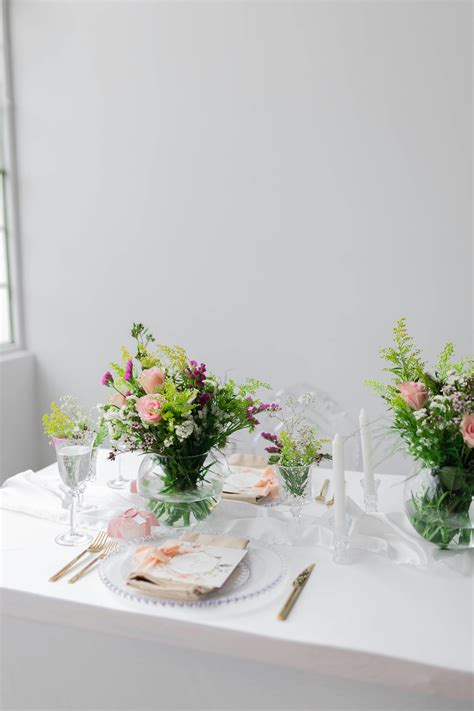 광택 금 수저 꽃 꽃꽂이 꽃다발 꽃병 낭만적 인 저녁 식사 낭만적인 냅킨 녹색 단풍 럭셔리 리셉션 미니멀 미니멀리스트 봄 부드러운 색 분홍색 꽃