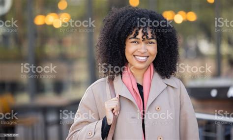 런던에서 아침 자유 도시 출퇴근을 즐기는 미소를 지닌 흑인 여성의 여행 도시 초상화 비즈니스 성공 긍정적인 마음가짐 미래 비전 및 사명을 가진 행복한 소녀 25 29세에