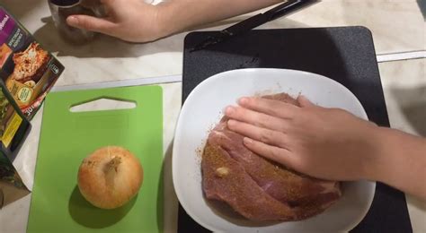 Свинина в духовке — 8 простых и вкусных рецептов запеченного мяса