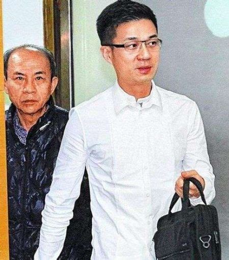 小s遭传唤当庭泪撇欺诈 老公推责给公公小s老公达人新浪娱乐新浪网