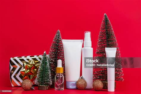 밤 데이 크림 화장품 오일 크리스마스 공 나무와 빨간색 배경에 아이 크림과 공간을 복사합니다 선물 모형 스타일의 브랜드가 없는 병 뷰티 배경 겨울에 대한 스톡 사진 및 기타