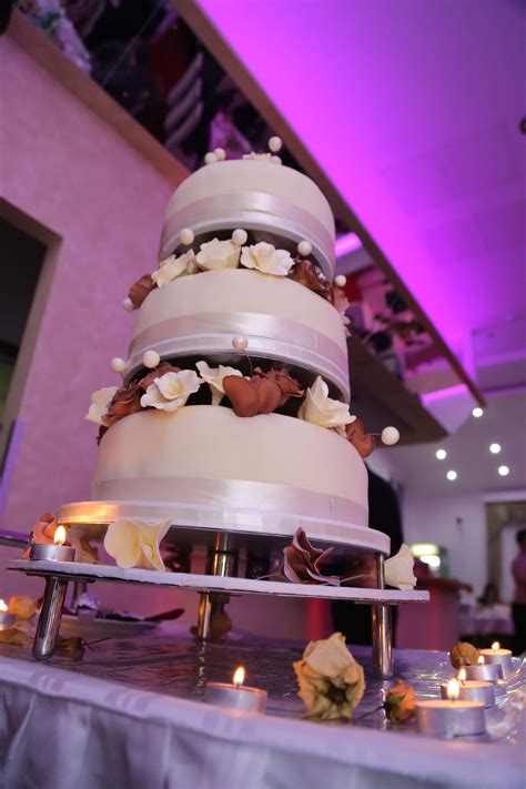 무료 사진 우아함 밤문화 레스토랑 웨딩 케이크 호텔 웨딩 차량 위성 인테리어 디자인 빛