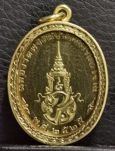 เหรียญพระแก้วมรกต ทรงเครื่องฤดูร้อน ภปร กรอบทองคำ ปี2525 ฉลองกรุงรัตนโกสินทร์ 200 ปี รุ่นแรก