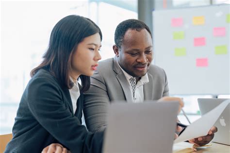 다양한 비즈니스 사람들이 사무실에서 계획 팀 토론 또는 아이디어 공유에 대한 회의 및 전략 2명에 대한 스톡 사진 및 기타