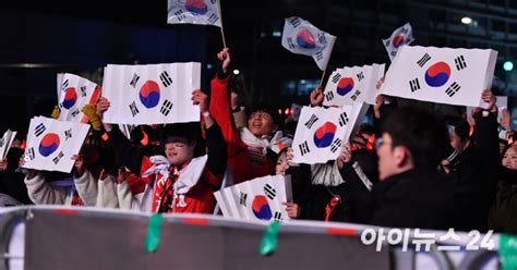 [포토]태극기 든 붉은악마 브라질 잡고 8강으로