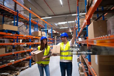 대형 창고 센터에서 상자를 들고 물건을 옮기는 창고 작업자 경영자에 대한 스톡 사진 및 기타 이미지 경영자 공장 산업 건물