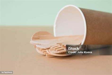 베이지녹색 배경에 종이컵에 담긴 친환경 일회용 주방 용품 나무 포크 숟가락과 칼 생태학 제로 웨이스트의 개념 0명에 대한 스톡 사진 및 기타 이미지 Istock