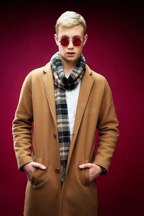 Красивый молодой человек в стильных солнечных очках и платок Стоковое Фото изображение