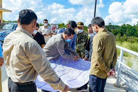 អភិបាល ខេត្ត ព្រៃវែង អញ្ជើញចុះពិនិត្យហេដ្ឋារចនាសម្ព័ន្ធផ្លូវថ្នល់ ក្នុងស្រុកស៊ីធរកណ្តាល