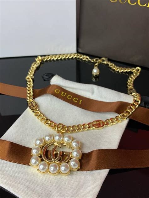 Підвіска в позолоті з перлами — ціна 1506 грн у каталозі Підвіски Купити аксесуари за доступною