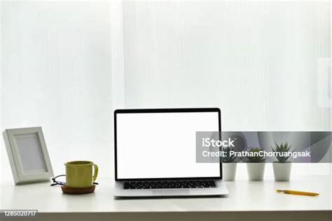 빈 화면 노트북 식물 커피 컵과 프램과 최소한의 직장의 전면 보기 제품 몽타주용 0명에 대한 스톡 사진 및 기타 이미지 0명 공란 광고 Istock