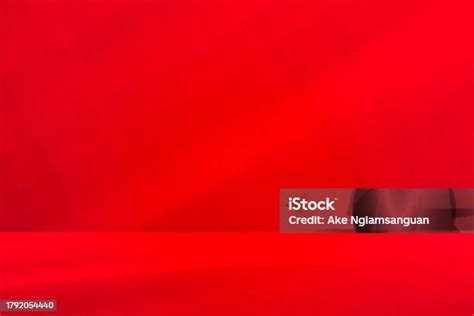 빈 스튜디오 내부 배경과 배경 스탠드 제품 디스플레이 텍스트 삽입을 위한 빈 텍스트 배경에 그림자와 빨간색 나뭇잎 0명에 대한 스톡 사진 및 기타 이미지 Istock