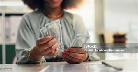 비즈니스 여성 사무실 책상에서 금융 이익 또는 급여 인상을 위해 현금으로 손 또는 계산 직장에서 종이 청구서 금융 저축 또는 투자를 가진 여성 회계사 또는 직원 통화에 대한