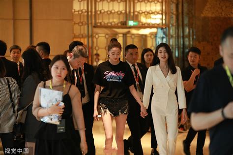 满屏大长腿！关晓彤江疏影成闺蜜牵手同框超吸睛 搜狐大视野 搜狐新闻