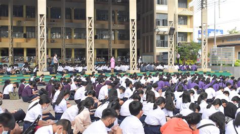 ผู้อำนวยการวิทยาลัยอาชีวศึกษาสุราษฎร์ธานี มอบแจกันดอกได้ต้อนรับ Miss Lin Jiang Ling และ Miss