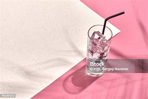 종 려 잎에서 그림자와 분홍색과 흰색 배경에 얼음 생 수 유리 물에 대한 스톡 사진 및 기타 이미지 물 탄산음료 가득 찬 Istock