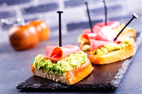 프로슈토와 아보카도를 곁들인 통곡물 빵 샌드위치 깨끗한 식사 건강한 아침 식사 평면도 평면도 개념에 대한 스톡 사진 및 기타 이미지 Istock