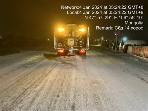 Өнгөрсөн шөнө орсон цасыг ТҮК ийн ажилчид үүрийн 04 00 цагаас эхлэн цэвэрлэж байна